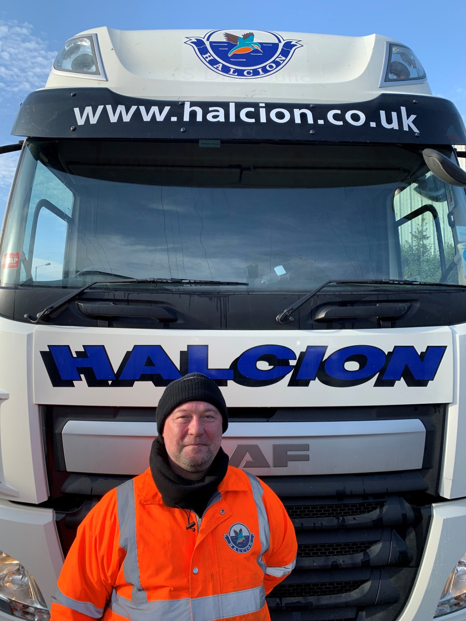 Halcion - Halcion takes delivery of two new DAF 18 tonne curtainsiders